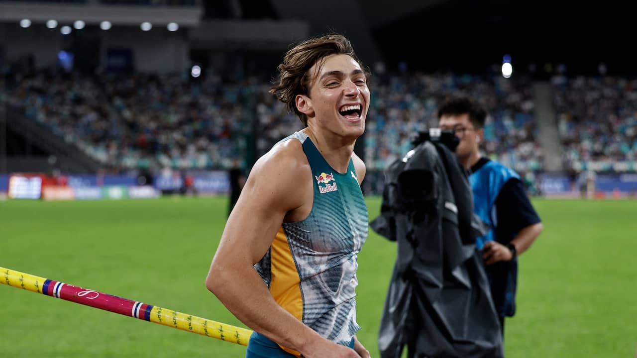 Zweedse polsstokhoogspringer Duplantis breekt eigen wereldrecord | NU.nl