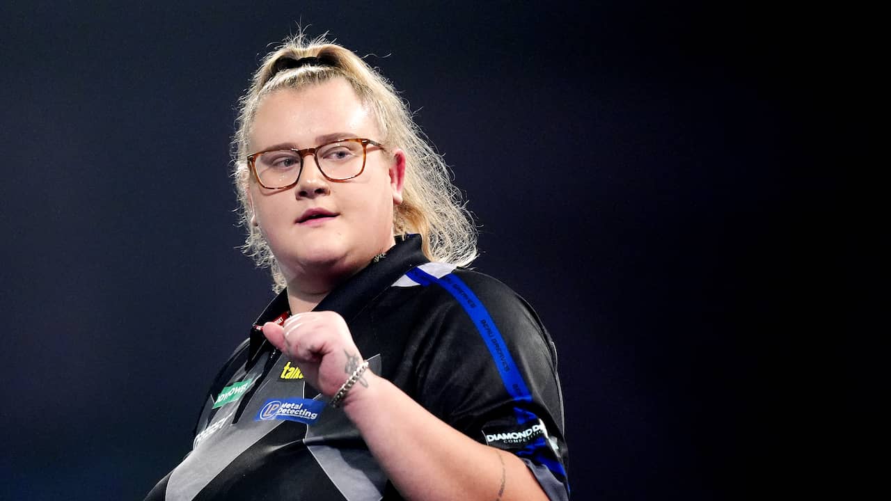 Toptalent Beau Greaves gooit als eerste vrouw ooit negendarter op ...