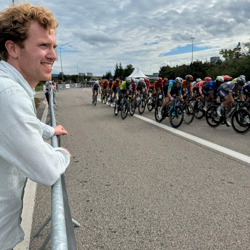 Deze drie lezers nemen 'de Tour de France volgen' wel héél letterlijk ...
