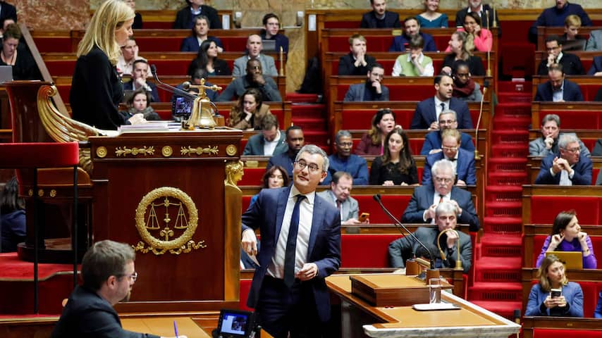 Macron loodst omstreden migratiewet door parlement, boze minister stapt ...