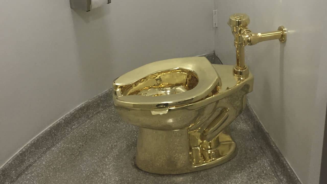 Gouden toilet van kunstenaar Maurizio Cattelan onder de hamer | Boek ...