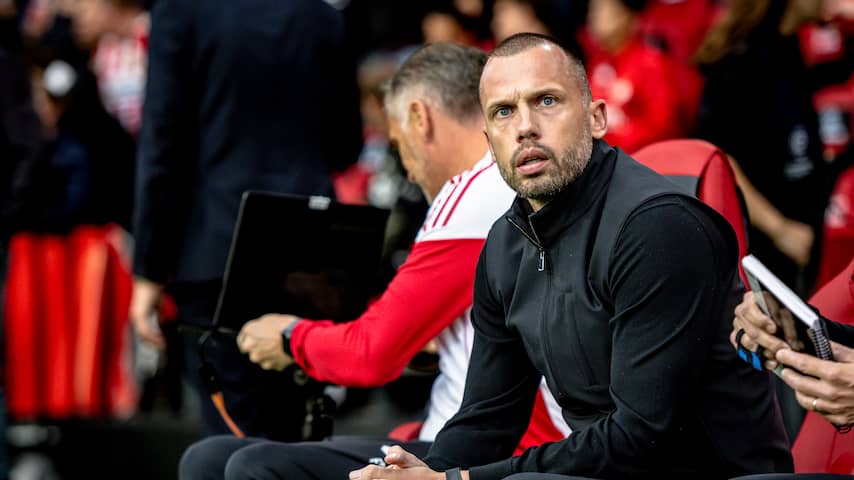 Heitinga gaat boeken in als op twee na kortst zittende Ajax-trainer ...