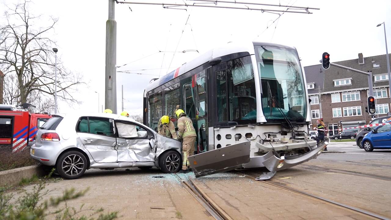 Botsing tussen auto en tram zorgt voor ravage in Rotterdam | NU.nl