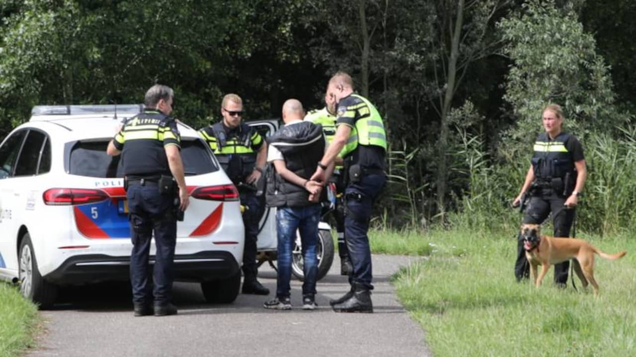 Auto botst tegen boom, inzittenden vluchten te voet over A1 bij ...