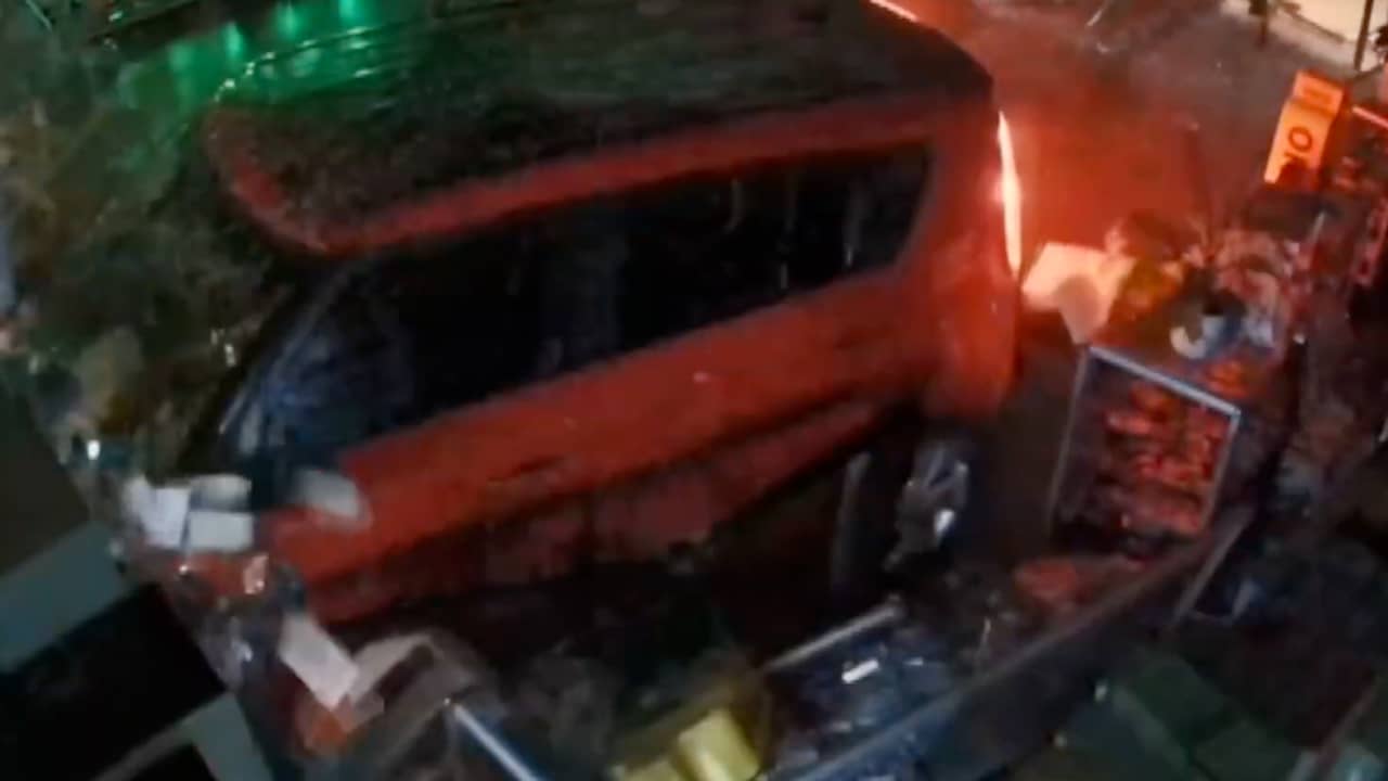 Dieven beuken met auto door winkelpui en stelen vapes in VS | NU.nl
