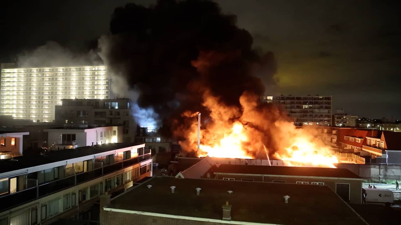 Tientallen bewoners hun huis uit vanwege brand in visrokerij ...