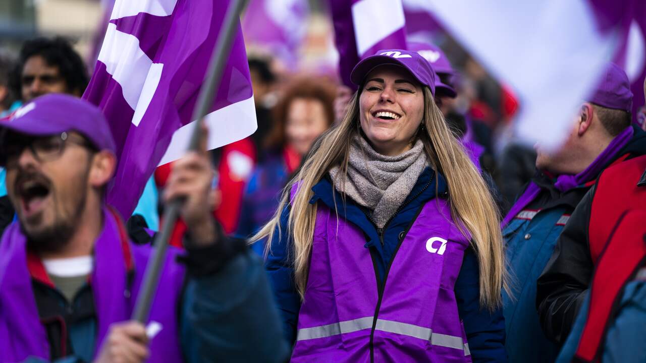 Lonen stegen in oktober fors met 8,2 procent, maar de vraag is hoeveel ...