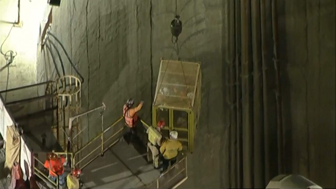 Bouwvakkers gered met karretje na instorten tunnel in VS | NU.nl