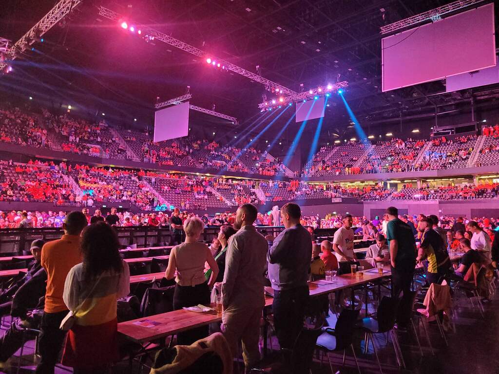 Live darts | Dobey klopt Bunting en wint Premier League-avond in Ahoy ...