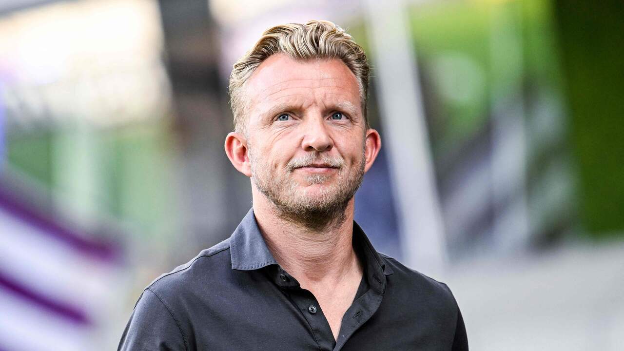 Kuijt spreekt Beerschot-fans toe die persruimte bestormen: 'Het zit ...