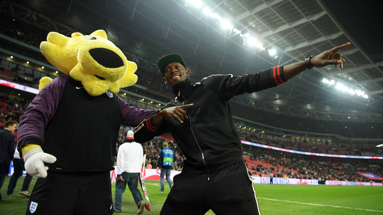 Usain Bolt maakt een handelsmerk van zijn kenmerkende houding ...