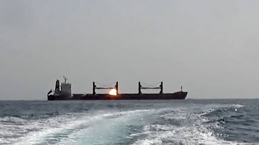 Houthi's brengen weer schip tot zinken in Rode Zee: doden en vermisten ...