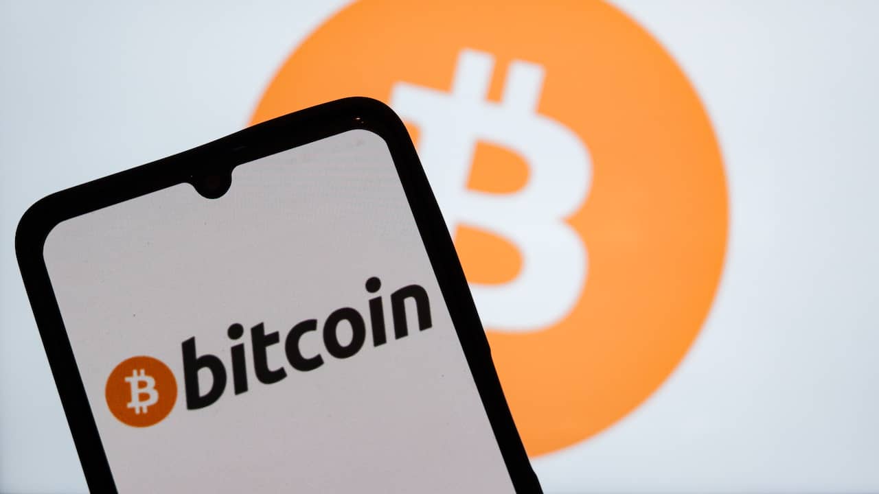 Bitcoin breekt weer record en gaat nu ook door grens van 100.000 euro | Economie | NU.nl