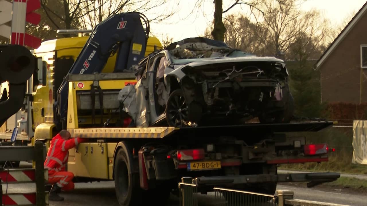 Autowrak geborgen na fatale botsing met trein bij Berghem | NU.nl