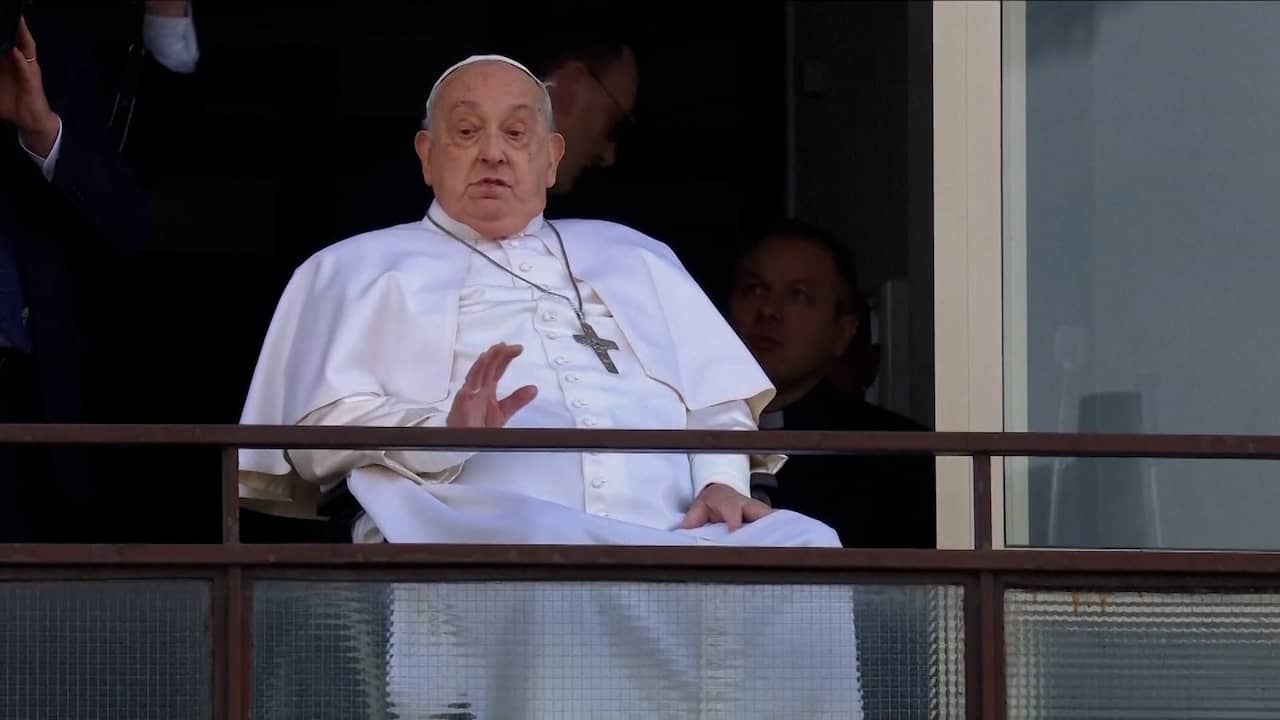 Dokters overwogen behandeling paus te staken 'zodat hij vredig kon sterven' | Buitenland | NU.nl