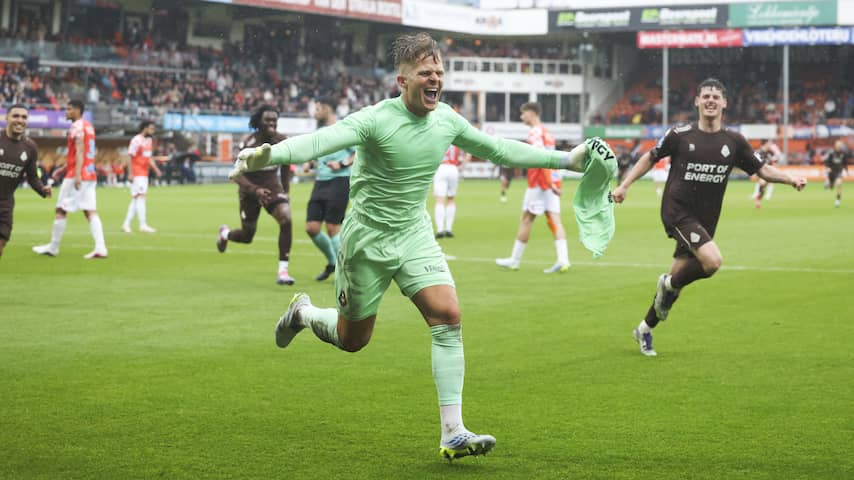 Telstar handhaaft zich in Eredivisie mede dankzij goal doelman Ronald ...