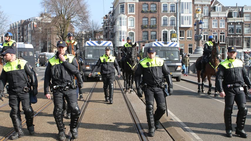 Arrestaties om Hitlergroet tijdens NVU-demonstratie Amsterdam ...