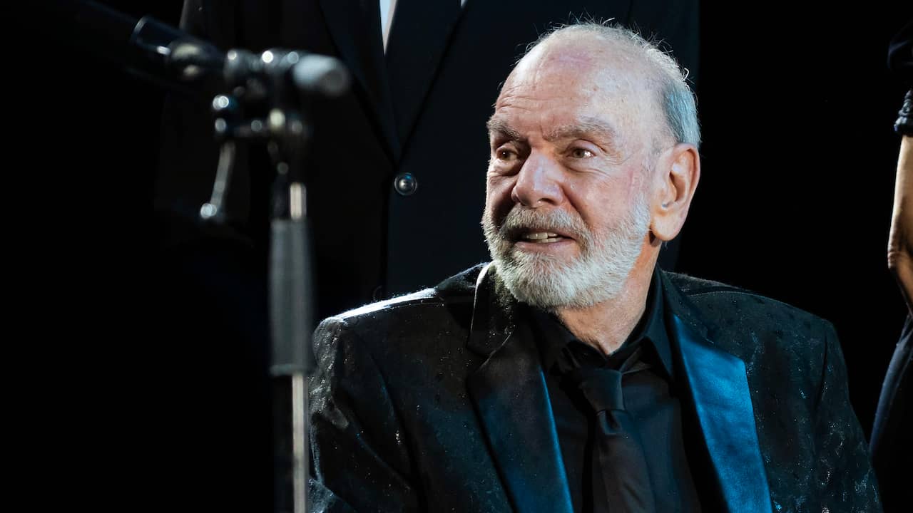 Neil Diamond brengt jaren nadat hij stopte met optreden weer album uit ...