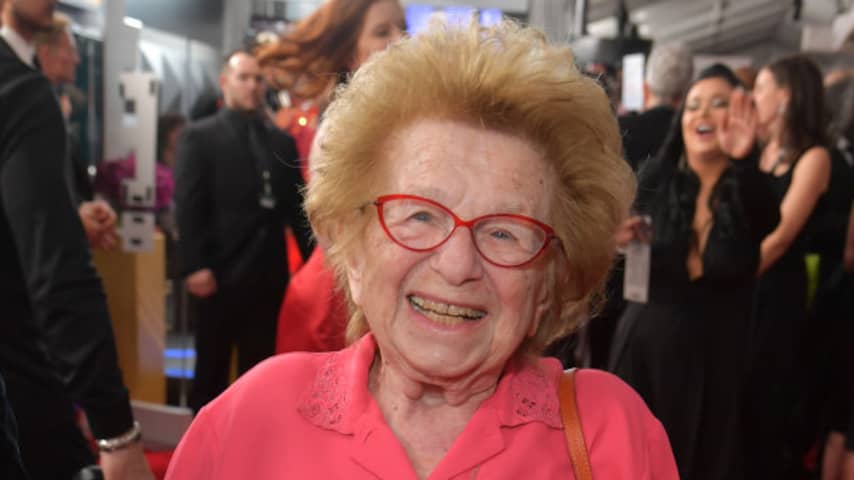 Therapeut Dr. Ruth (96), die op tv 'veel en veilige seks' adviseerde ...
