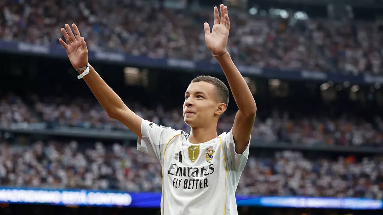 Weeskind en Real Madrid-fan Abderrahim neemt aftrap tegen Espanyol | NU.nl