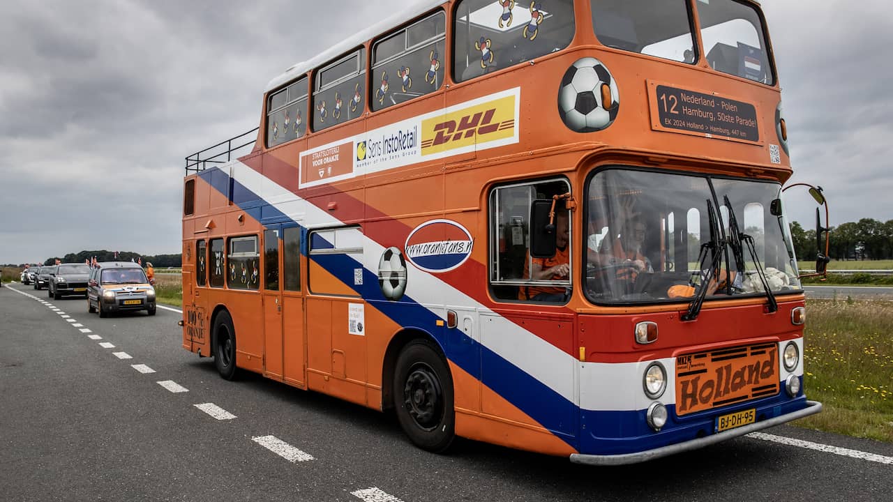 Bus van Oranjefans begint 56 dagen voor start WK voetbal aan reis naar ...