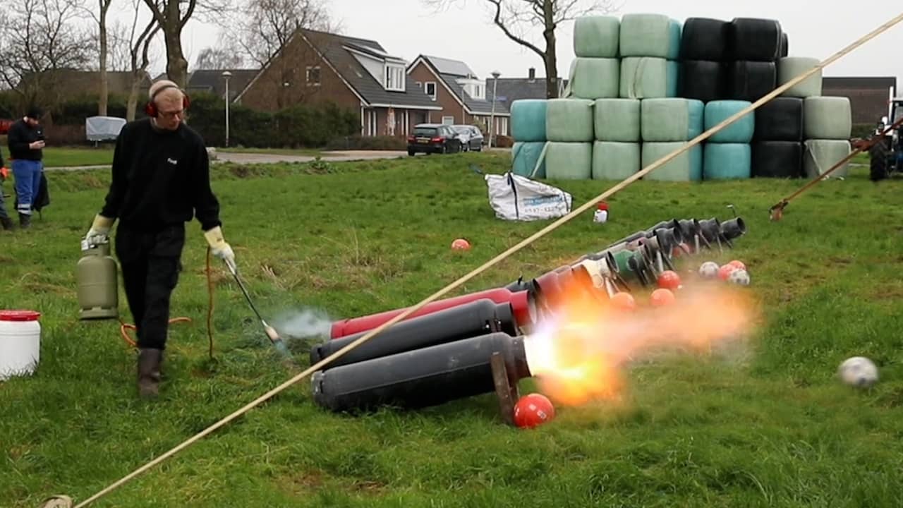 Groningse carbidvereniging sluit 2024 af met luide knallen | NU.nl