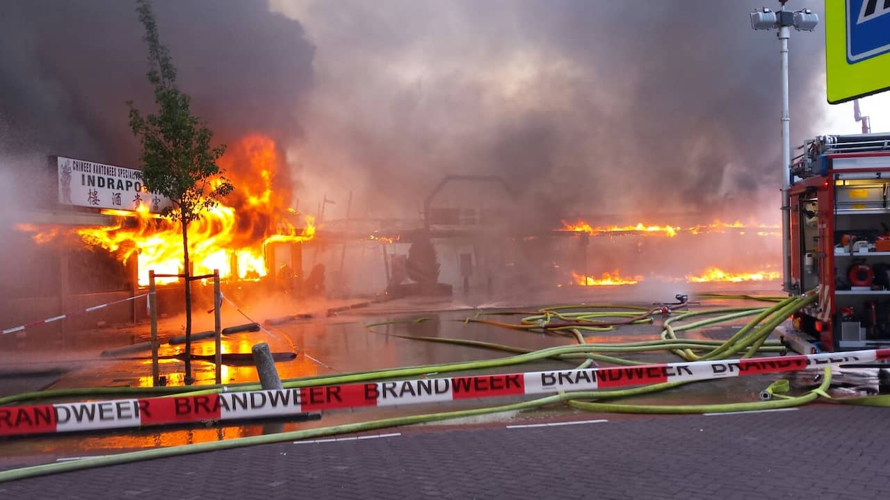 Grote brand in Volendam verwoest supermarkt | Binnenland | NU.nl