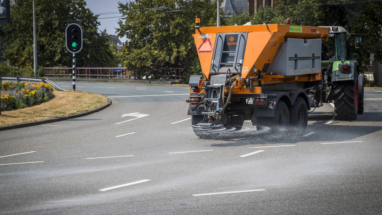 Live hitte | Vuilniswagens eerder de weg op, gemeenten strooien zout op ...