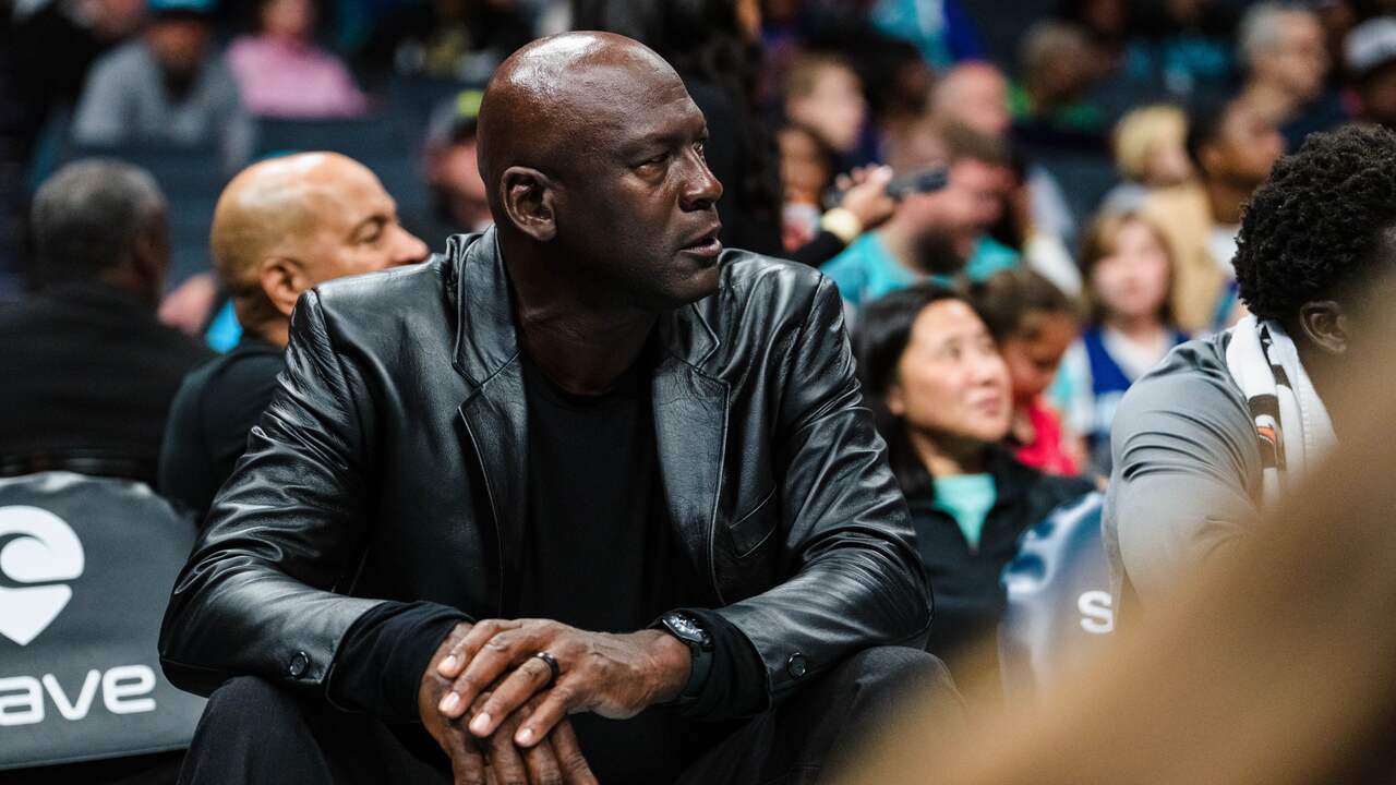 Michael Jordan verkoopt aandelen in NBA-club voor ruim 2,7 miljard euro ...