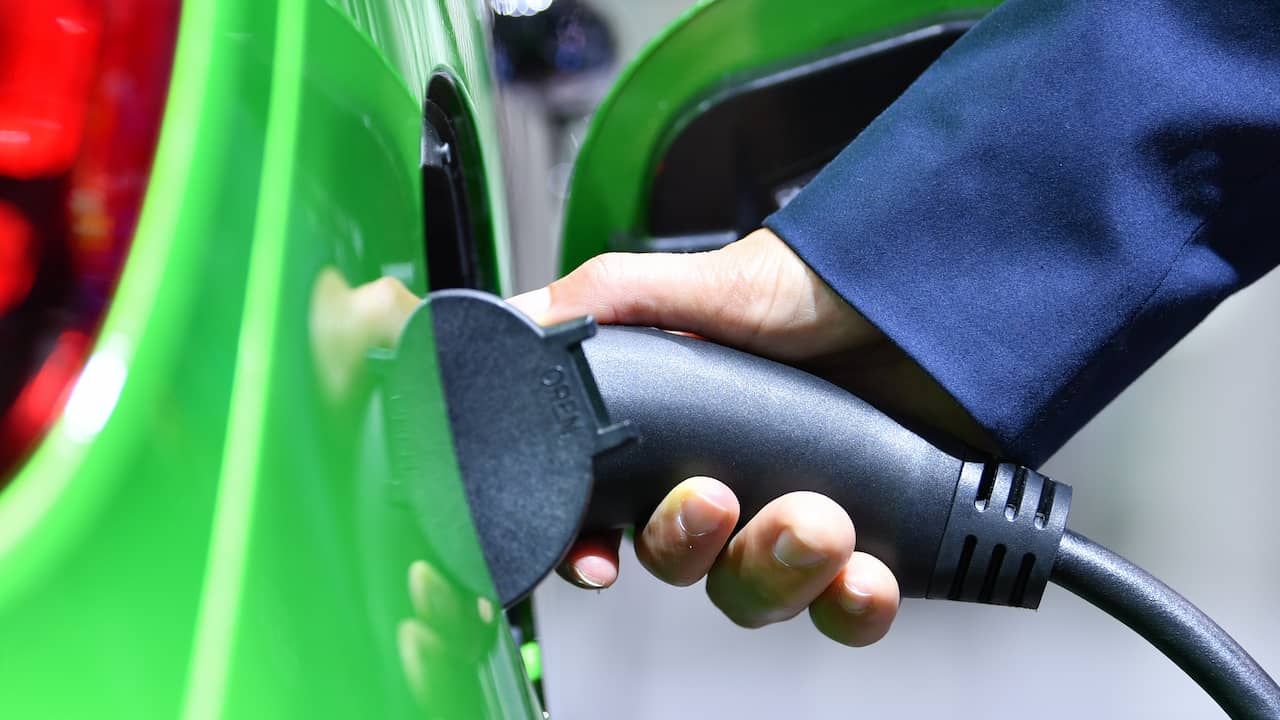 Leveranciers sporen wijken met vol stroomnet aan: 'Laad auto 's nachts ...