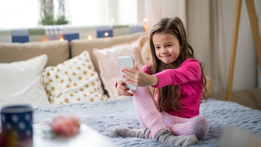 Richtlijn kabinet: pas vanaf groep 8 een mobiel, geen sociale media tot ...