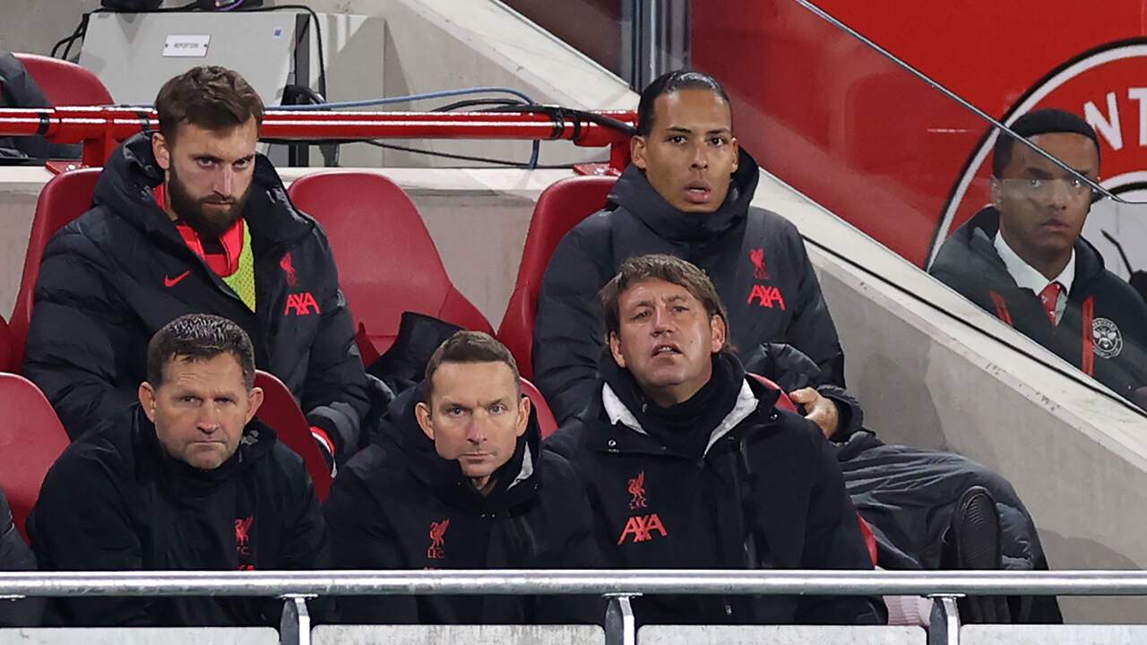 Van Dijk in de rust gewisseld bij pijnlijke nederlaag Liverpool tegen ...