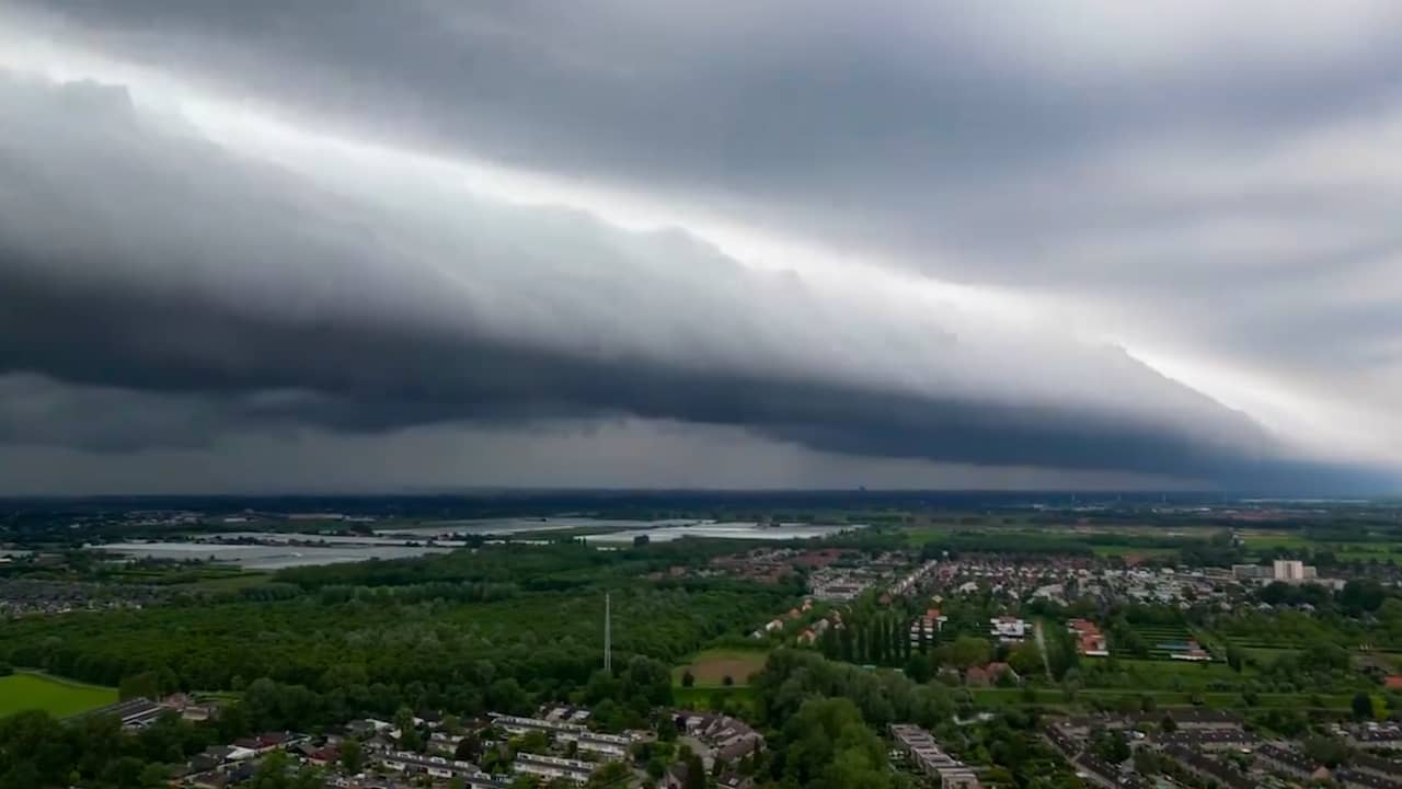 Noodweer levert Nederland bijzondere wolk op: 'Verschijnt eens in de ...