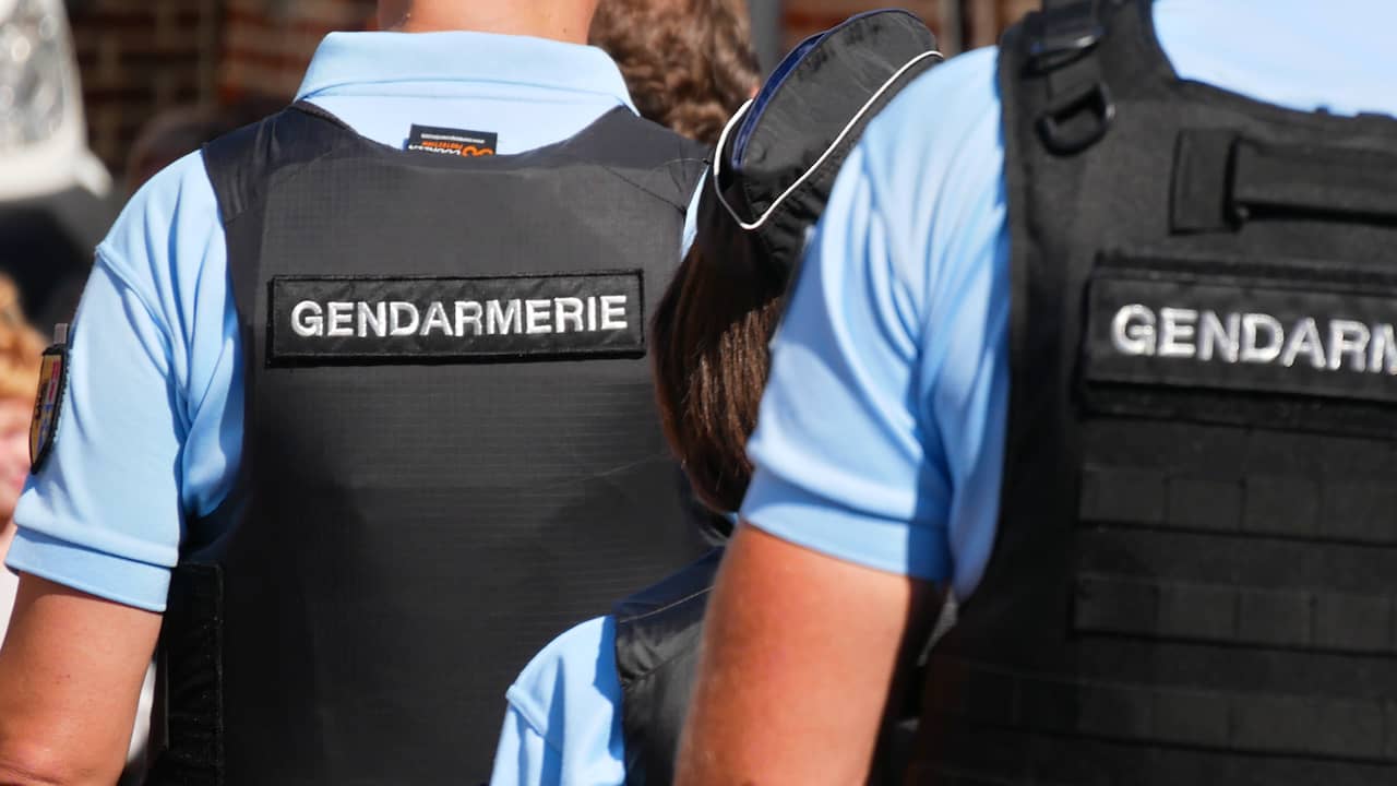 Vijftienjarige jongen vijftig keer gestoken en levend verbrand in ...