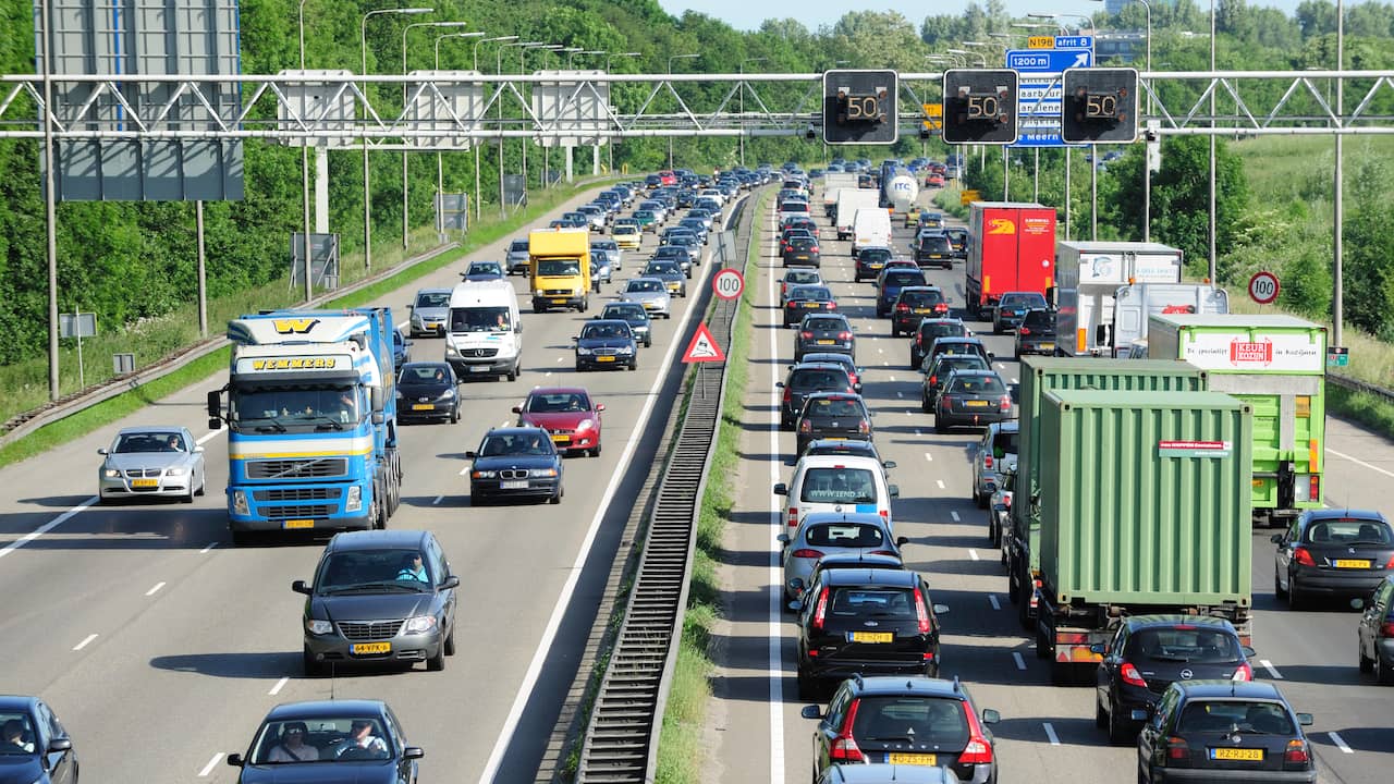 Verkoop nieuwe auto's stijgt licht, vooral elektrische modellen ...