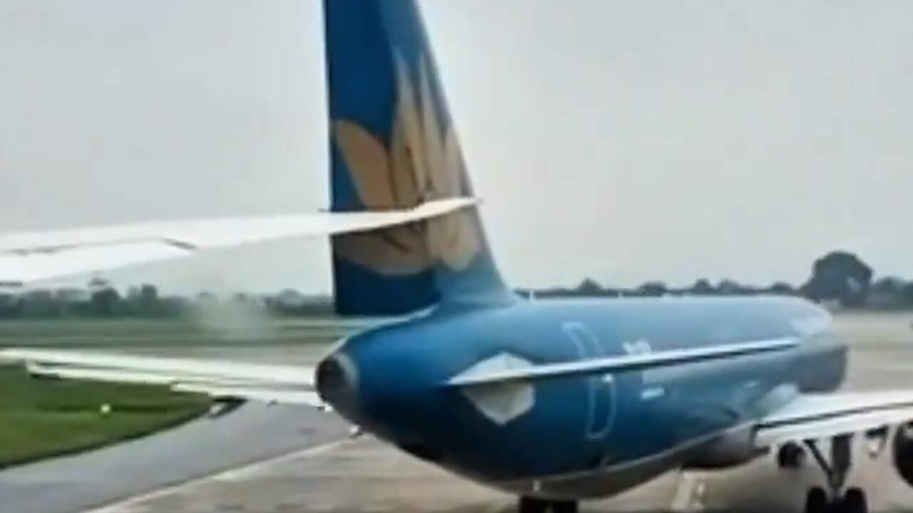 Boeing doorboort roer van vliegtuig op vliegveld Hanoi | NU.nl