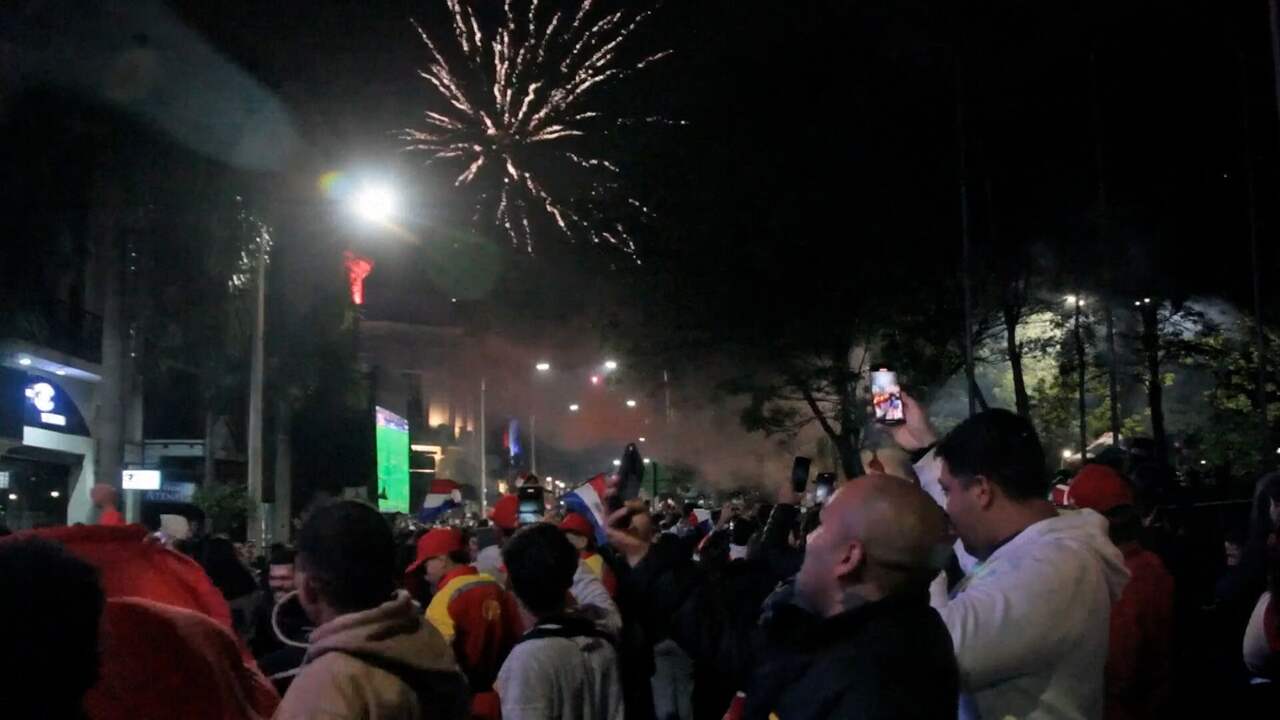 Paraguayanen vieren dat hun land eindelijk weer naar WK voetbal gaat ...