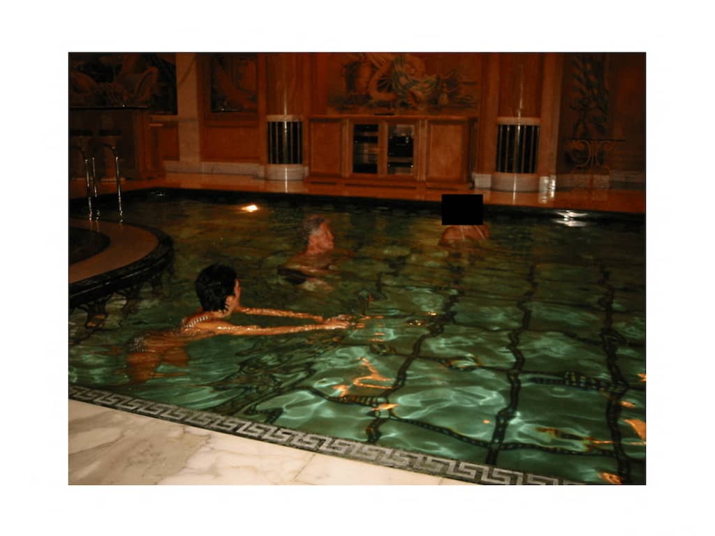 Clinton op veel Epstein-foto's, maar ook Michael Jackson | Buitenland ...