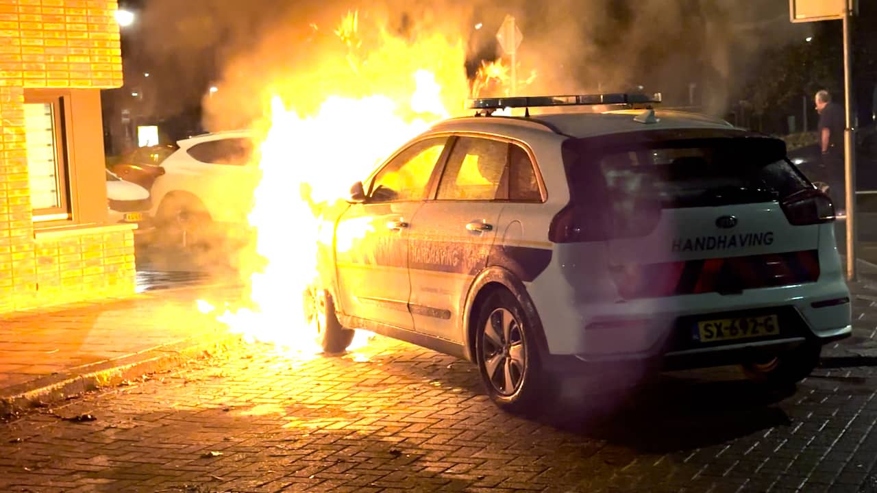 In brand gestoken auto van Handhaving gaat in vlammen op | NU.nl