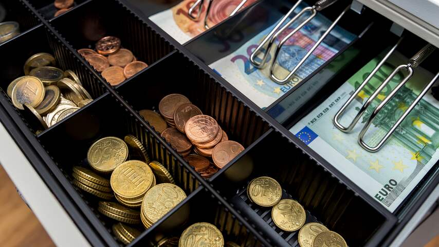 Man loopt filiaal van Albert Heijn binnen en doet greep uit de kassa ...