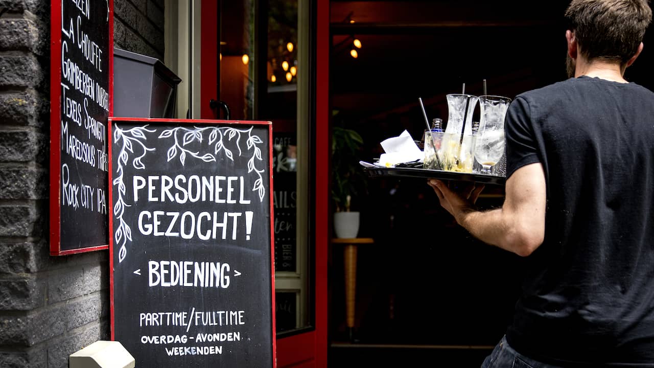 Krapte op arbeidsmarkt neemt iets af, maar blijft op hoog niveau ...