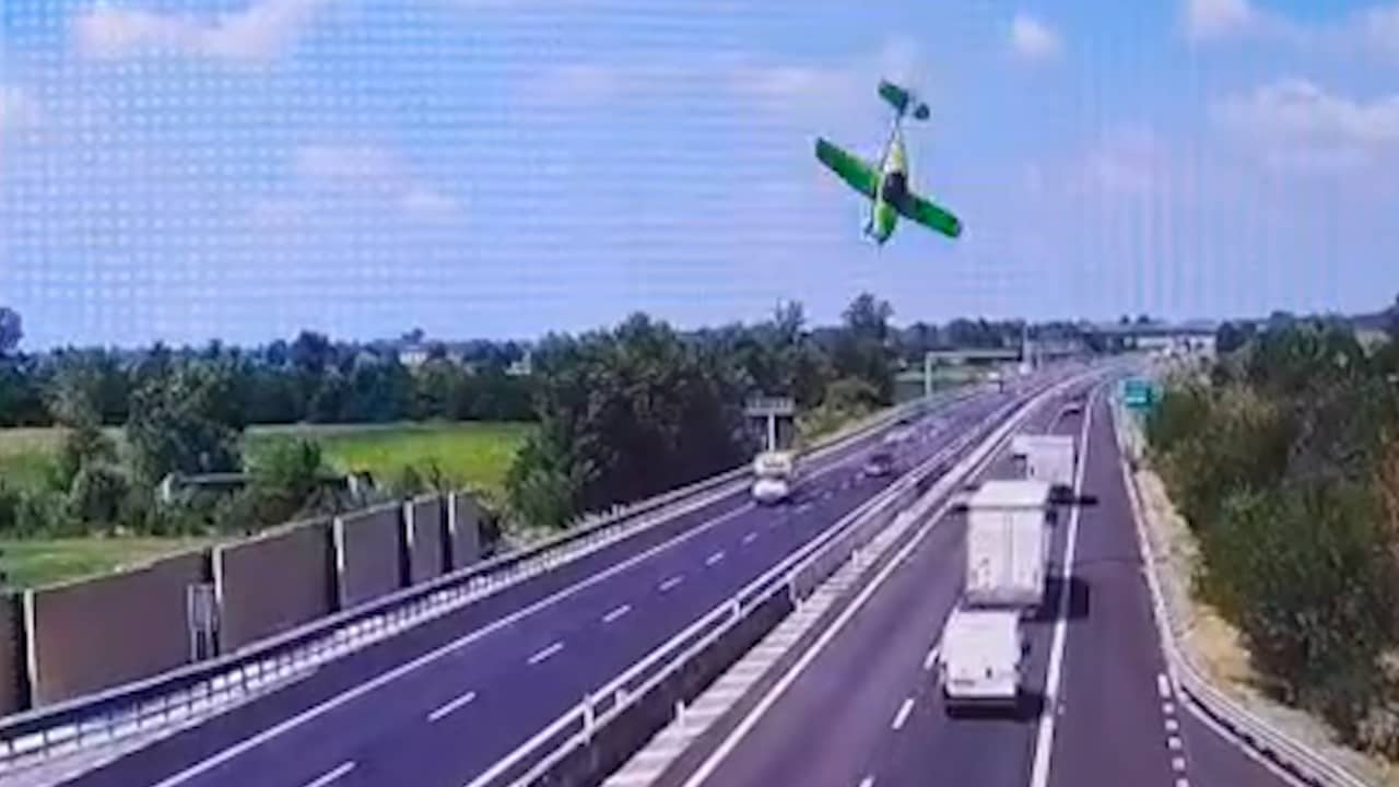 Verkeerscamera's filmen moment dat vliegtuigje op Italiaanse snelweg ...