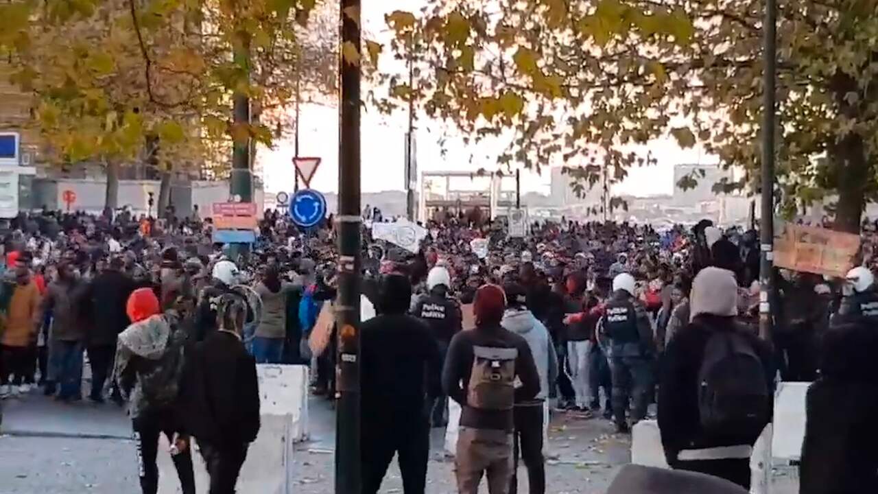 Jongeren richten grote schade aan bij rellen in Brussel | NU.nl