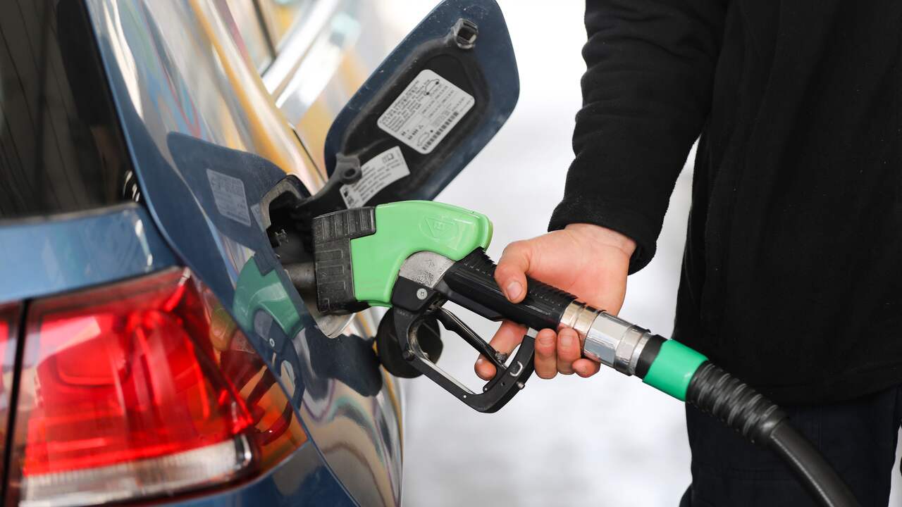 Benzinedief sleurt pompbediende mee in vluchtpoging en verstopt zich ...