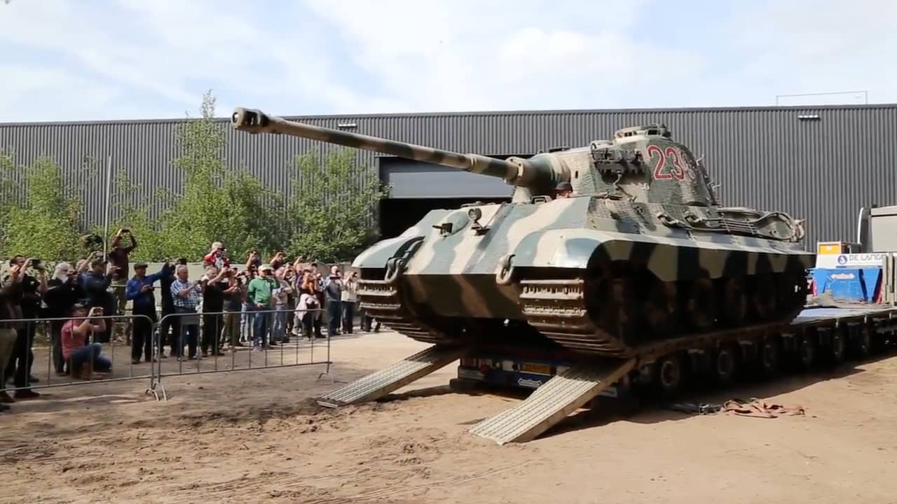 70.000 kilo Duitse tank arriveert bij Oorlogsmuseum in Overloon | NU.nl