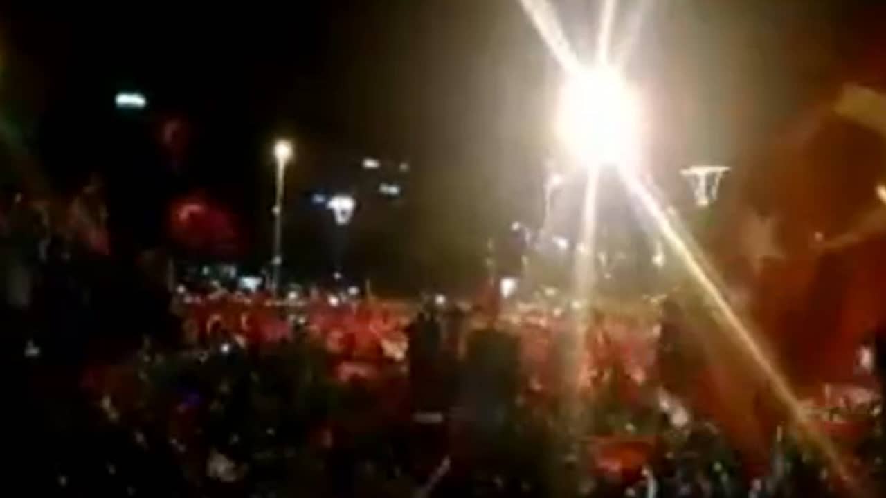 Turkse bevolking massaal de straat op | NU.nl