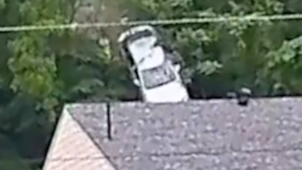 Auto vliegt van berg af en crasht in dak van gebouw in VS | NU.nl