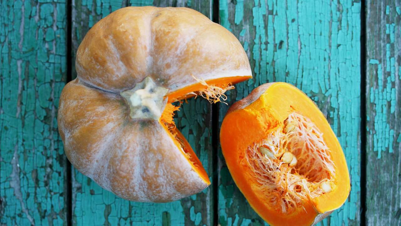 Zo schil, ontpit en snijd je het best een pompoen | CookLoveShare | NU.nl