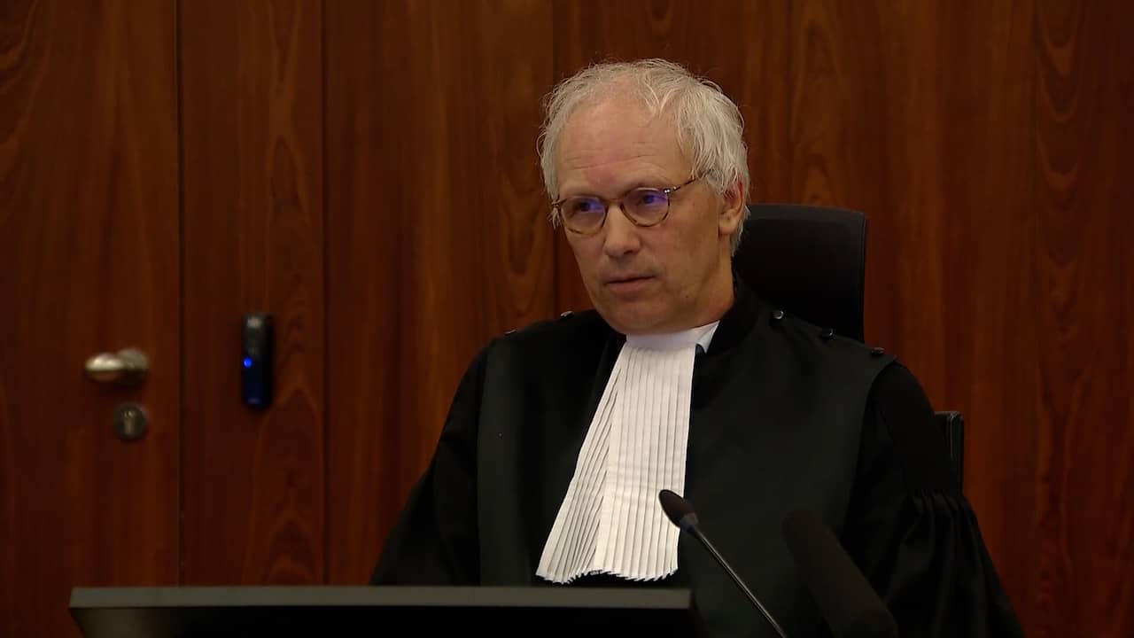 Bekijk hoe Ali B werd veroordeeld tot drie jaar cel voor verkrachtingen ...