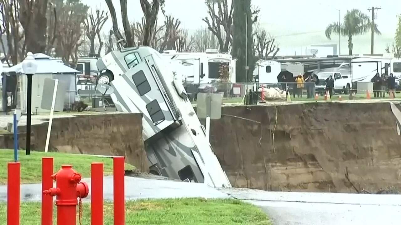 Amerikaanse campers vallen in kolkende rivier | NU.nl